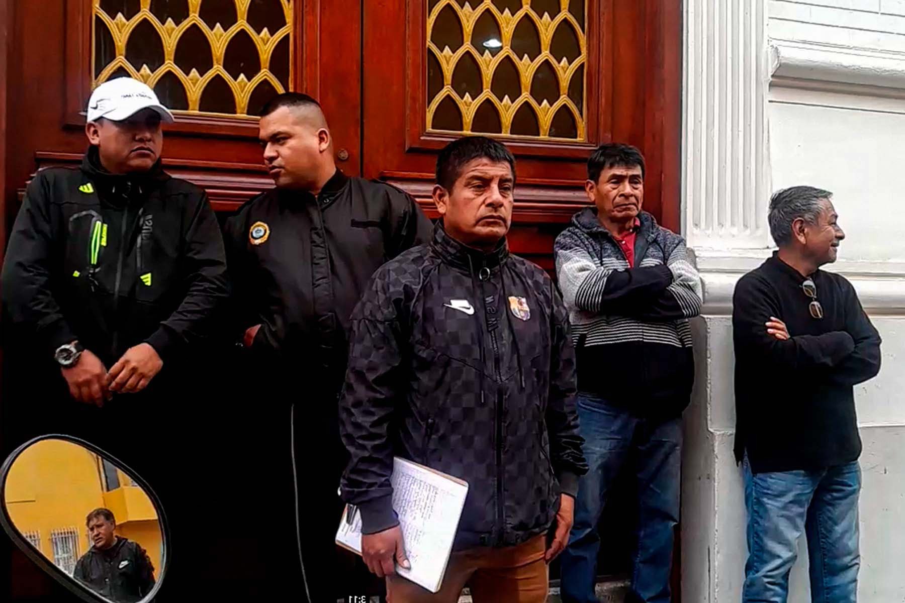 Obreros de la MPT exigen el pago de sus remuneraciones del mes de junio ...