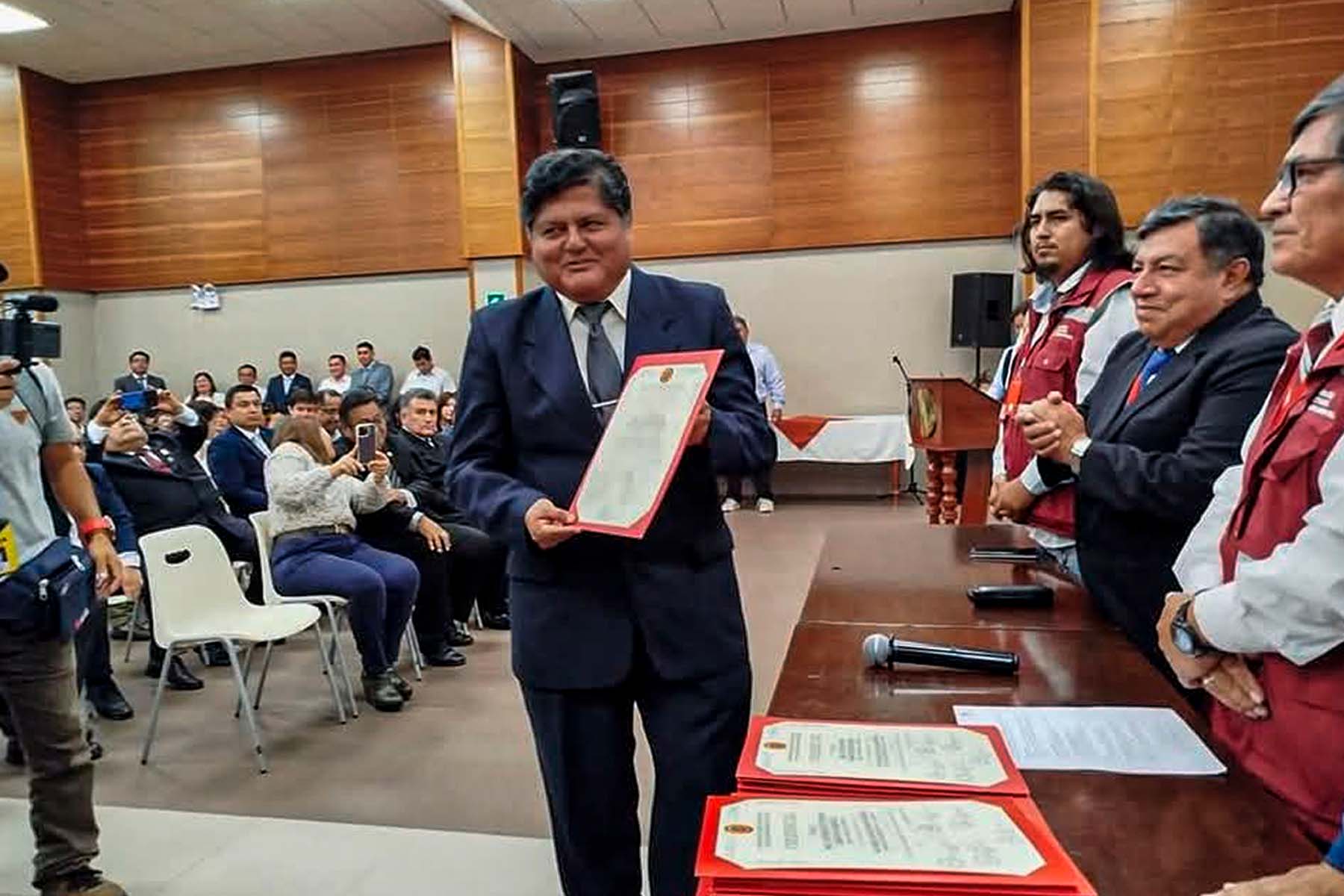 Enrique Luján recibió credenciales como nuevo decano del Colegio de ...